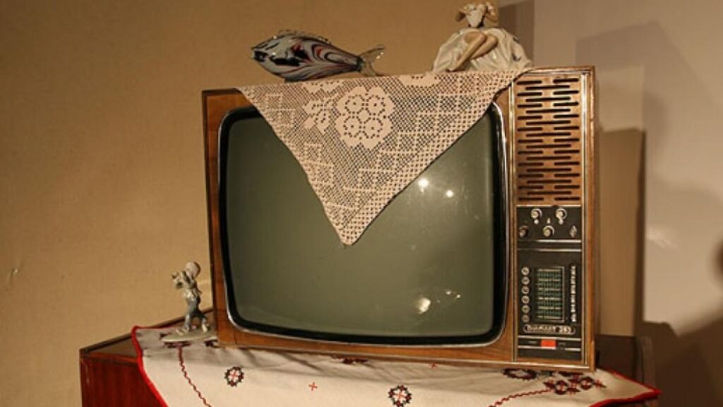 Primul Televizor Color Fabricat în România: Tehnocolor – O Fereastră ...